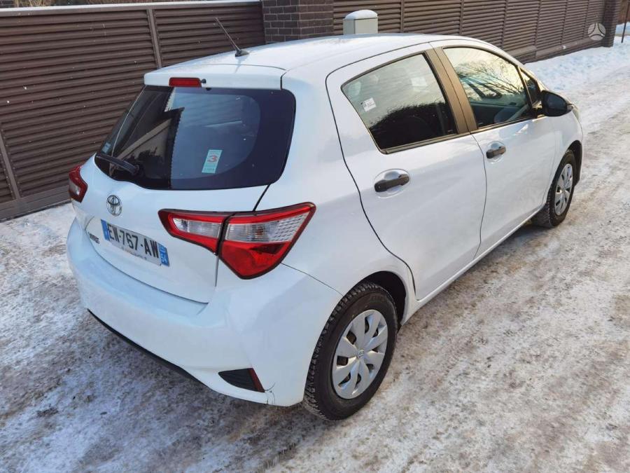 White Toyota Yaris 2018 in Kaunas, with an engine capacity of 1.00 L and mileage of 245 thousand km for 2700 €, photo 32 on AUTOMOTO.COM.LV