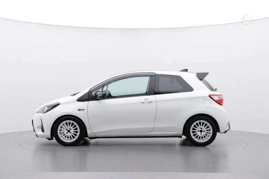 White Toyota Yaris 2018 in Vilnius, with an engine capacity of 1.80 L and mileage of 45 thousand km for 14500 €, photo 3 on AUTOMOTO.COM.LV