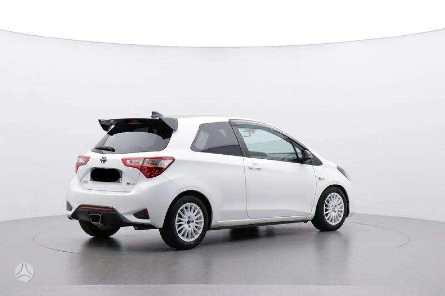 White Toyota Yaris 2018 in Vilnius, with an engine capacity of 1.80 L and mileage of 45 thousand km for 14500 €, photo 6 on AUTOMOTO.COM.LV