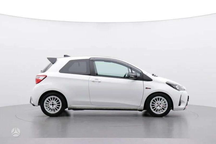 White Toyota Yaris 2018 in Vilnius, with an engine capacity of 1.80 L and mileage of 45 thousand km for 14500 €, photo 7 on AUTOMOTO.COM.LV