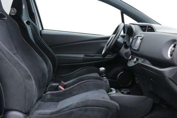 Balts Toyota Yaris 2018 Viļņa, ar dzinēja tilpumu 1.80 L un nobraukumu 45 tūkst. km par 14500 €, foto 11 vietnē AUTOMOTO.COM.LV