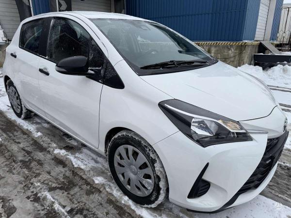 White Toyota Yaris 2018 in Klaipeda, with an engine capacity of 1.00 L and mileage of 106 thousand km for 8000 €, photo 1 on AUTOMOTO.COM.LV