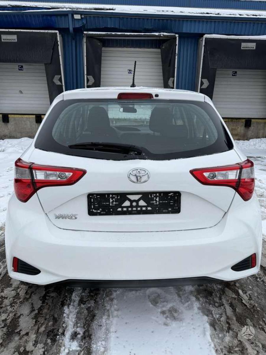 White Toyota Yaris 2018 in Klaipeda, with an engine capacity of 1.00 L and mileage of 106 thousand km for 8000 €, photo 7 on AUTOMOTO.COM.LV