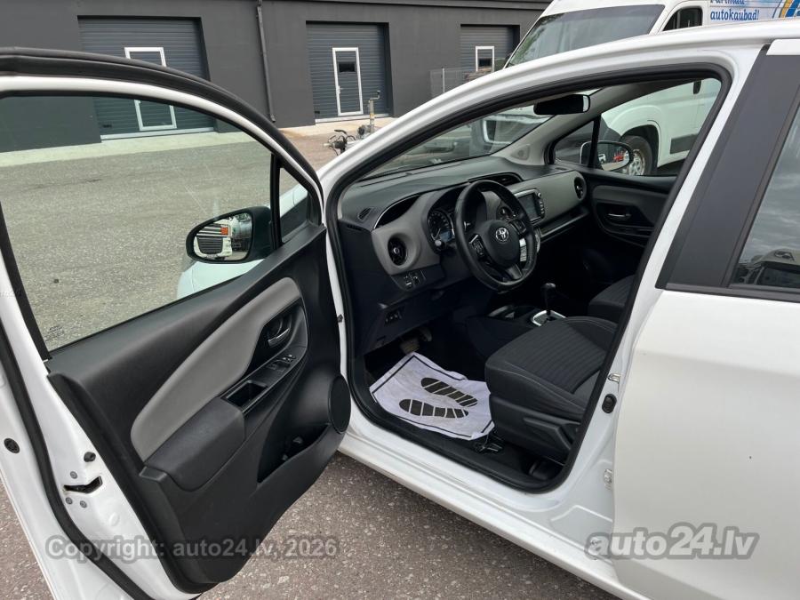 White Toyota Yaris 2018 in Tallinn, with an engine capacity of 1.50 L and mileage of 165 thousand km for 12000 €, photo 10 on AUTOMOTO.COM.LV
