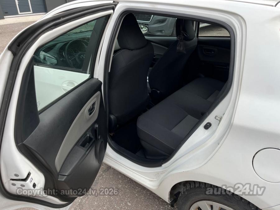 White Toyota Yaris 2018 in Tallinn, with an engine capacity of 1.50 L and mileage of 165 thousand km for 12000 €, photo 11 on AUTOMOTO.COM.LV