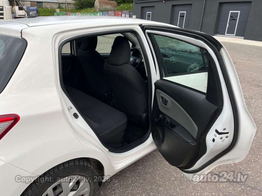 White Toyota Yaris 2018 in Tallinn, with an engine capacity of 1.50 L and mileage of 165 thousand km for 12000 €, photo 13 on AUTOMOTO.COM.LV