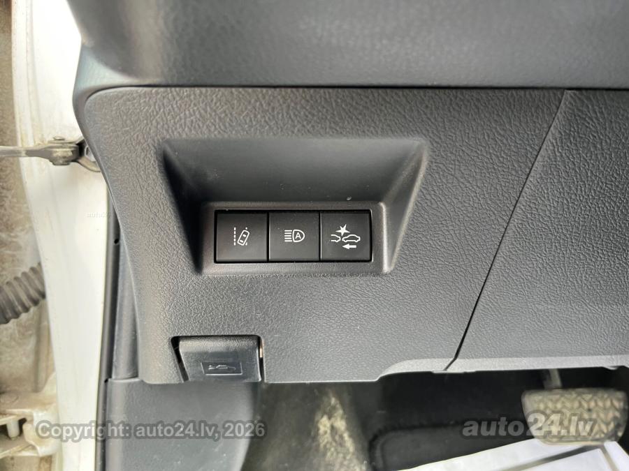 White Toyota Yaris 2018 in Tallinn, with an engine capacity of 1.50 L and mileage of 165 thousand km for 12000 €, photo 16 on AUTOMOTO.COM.LV