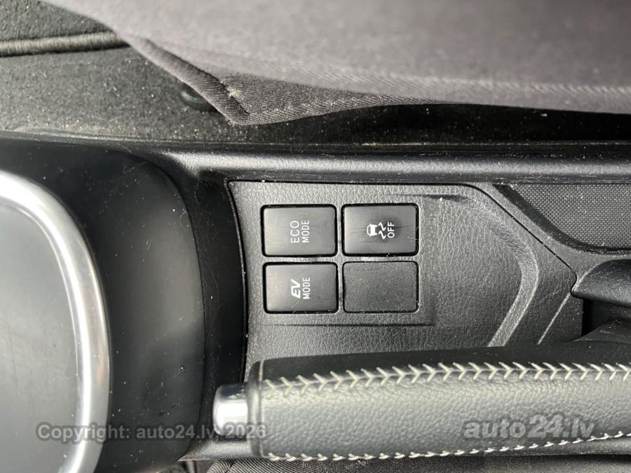 White Toyota Yaris 2018 in Tallinn, with an engine capacity of 1.50 L and mileage of 165 thousand km for 12000 €, photo 17 on AUTOMOTO.COM.LV