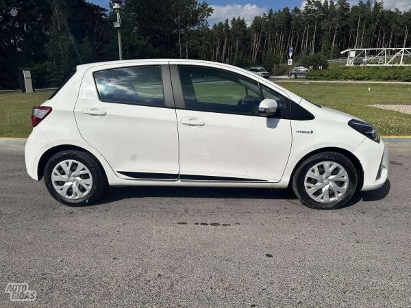 White Toyota Yaris 2018 in Vilnius, with an engine capacity of 1.50 L and mileage of 166 thousand km for 9950 €, photo 9 on AUTOMOTO.COM.LV