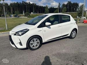 White Toyota Yaris 2018 in Vilnius, with an engine capacity of 1.50 L and mileage of 166 thousand km for 9950 €, photo 4 on AUTOMOTO.COM.LV