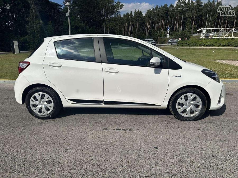 White Toyota Yaris 2018 in Vilnius, with an engine capacity of 1.50 L and mileage of 166 thousand km for 9950 €, photo 10 on AUTOMOTO.COM.LV