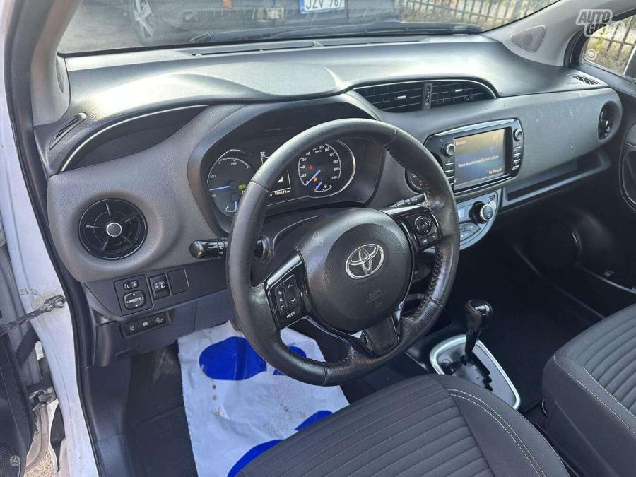 White Toyota Yaris 2018 in Vilnius, with an engine capacity of 1.50 L and mileage of 166 thousand km for 9950 €, photo 12 on AUTOMOTO.COM.LV