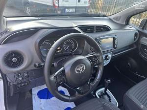 White Toyota Yaris 2018 in Vilnius, with an engine capacity of 1.50 L and mileage of 166 thousand km for 9950 €, photo 14 on AUTOMOTO.COM.LV