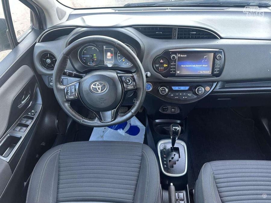 White Toyota Yaris 2018 in Vilnius, with an engine capacity of 1.50 L and mileage of 166 thousand km for 9950 €, photo 19 on AUTOMOTO.COM.LV