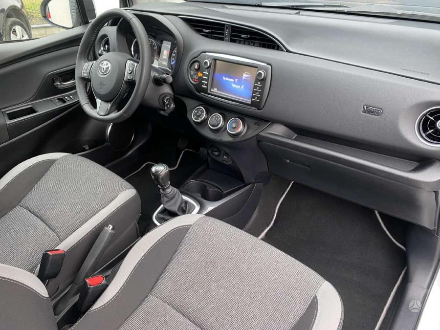Balts Toyota Yaris 2019 Marijampole, ar dzinēja tilpumu 1.50 L un nobraukumu 38 tūkst. km par 10750 €, foto 6 vietnē AUTOMOTO.COM.LV