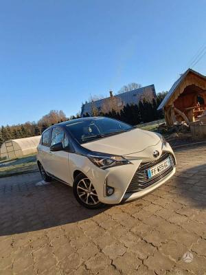Balts Toyota Yaris 2019 Prienai, ar dzinēja tilpumu 1.00 L un nobraukumu 110 tūkst. km par 8200 €, foto  vietnē AUTOMOTO.COM.LV