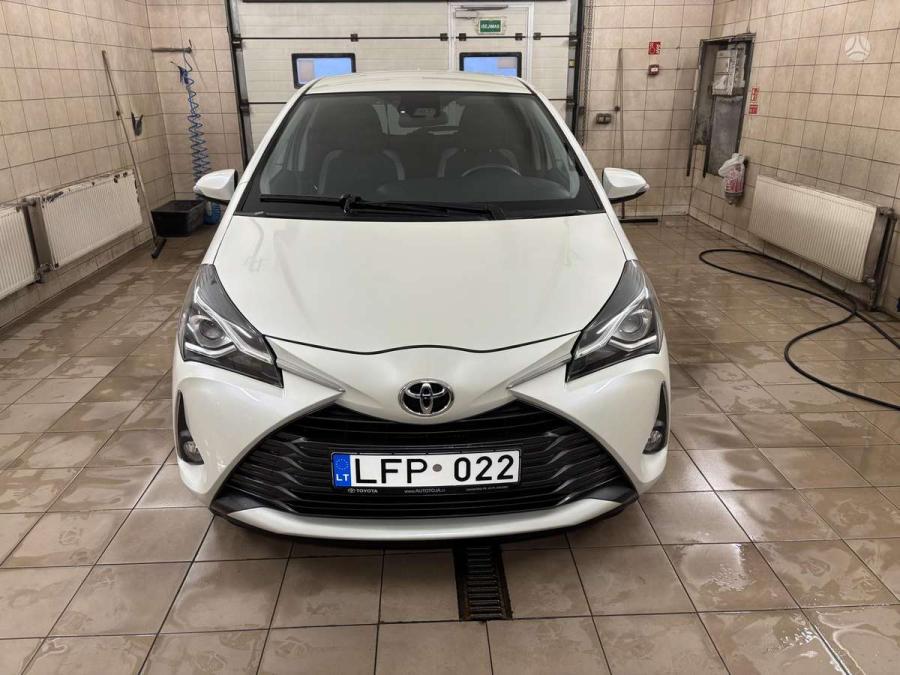 White Toyota Yaris 2019 in Telschi, with an engine capacity of 1.50 L and mileage of 68 thousand km for 13500 €, photo 1 on AUTOMOTO.COM.LV