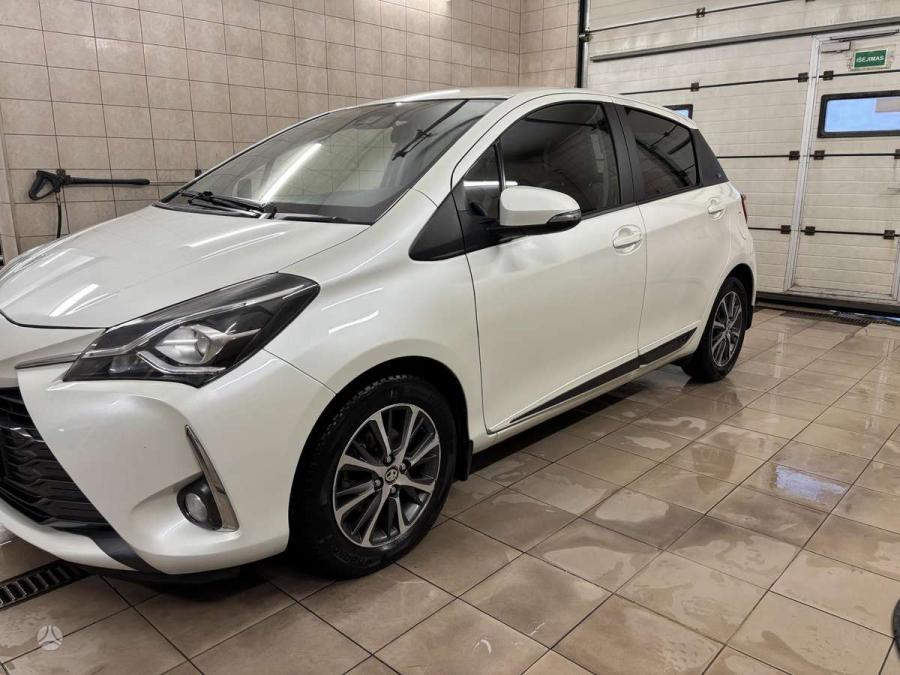 White Toyota Yaris 2019 in Telschi, with an engine capacity of 1.50 L and mileage of 68 thousand km for 13500 €, photo 3 on AUTOMOTO.COM.LV