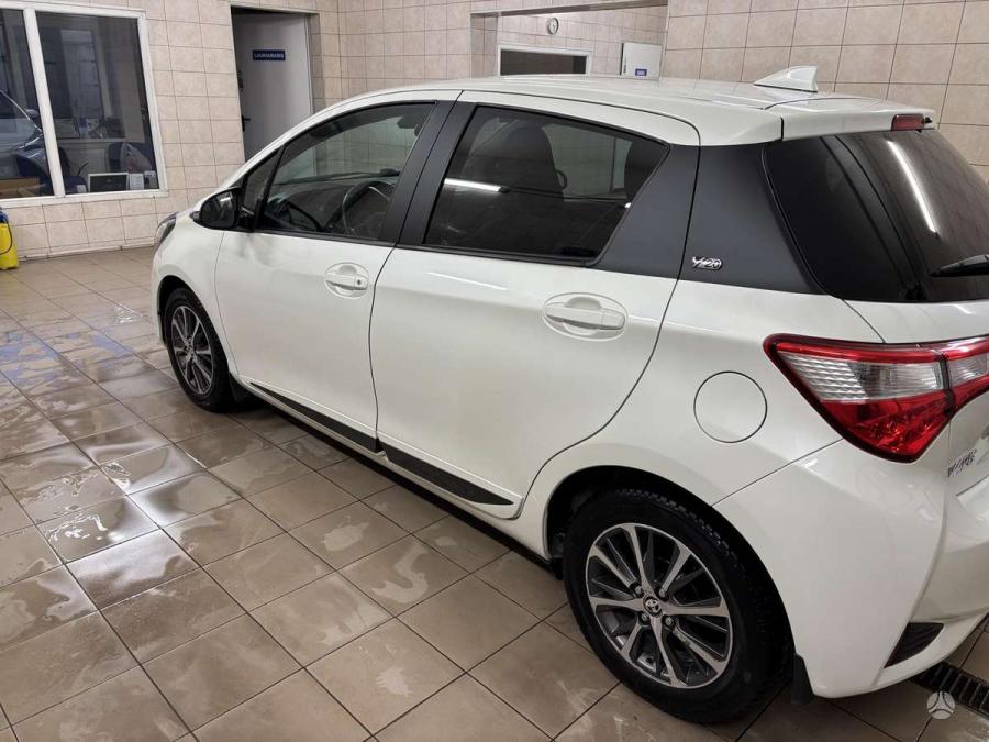 White Toyota Yaris 2019 in Telschi, with an engine capacity of 1.50 L and mileage of 68 thousand km for 13500 €, photo 6 on AUTOMOTO.COM.LV