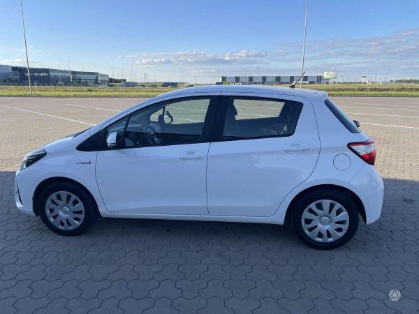 White Toyota Yaris 2019 in Vilnius, with an engine capacity of 1.50 L and mileage of 79 thousand km for 9950 €, photo 4 on AUTOMOTO.COM.LV