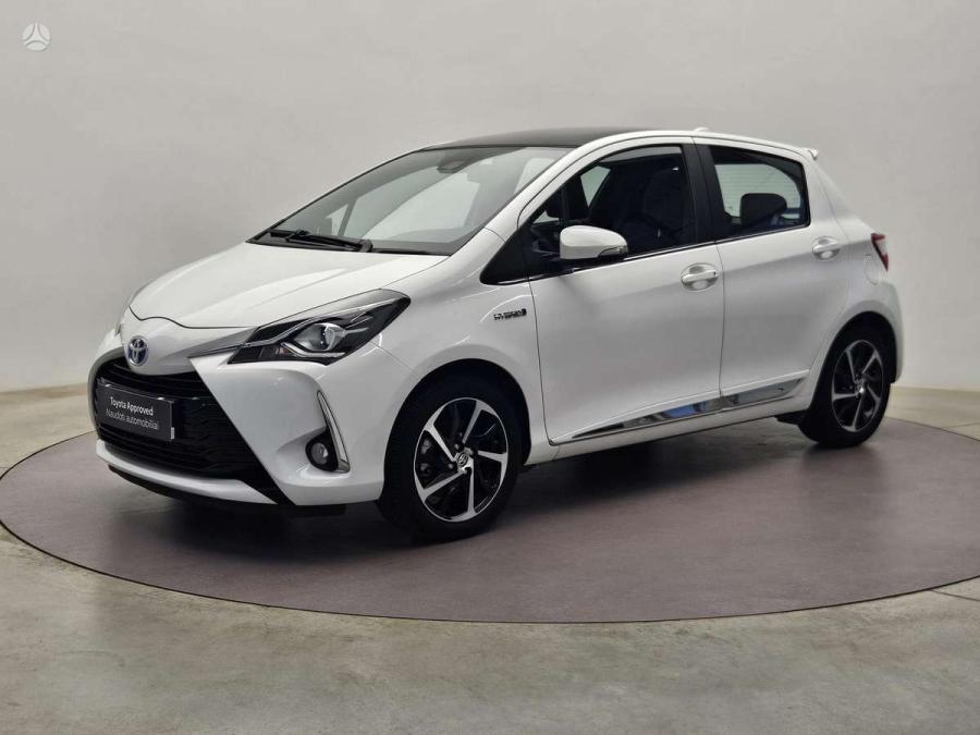 White Toyota Yaris 2019 in Panevezys, with an engine capacity of 1.50 L and mileage of 44 thousand km for 15390 €, photo 1 on AUTOMOTO.COM.LV