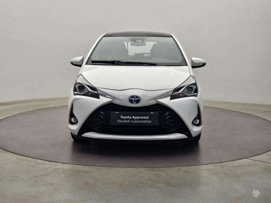 White Toyota Yaris 2019 in Panevezys, with an engine capacity of 1.50 L and mileage of 44 thousand km for 15390 €, photo 3 on AUTOMOTO.COM.LV
