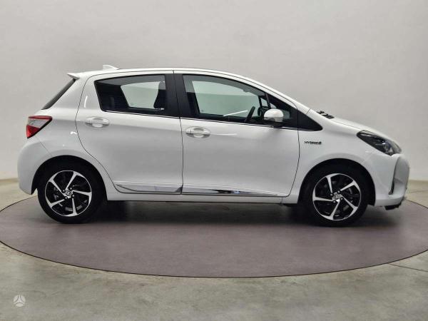 White Toyota Yaris 2019 in Panevezys, with an engine capacity of 1.50 L and mileage of 44 thousand km for 15390 €, photo 4 on AUTOMOTO.COM.LV