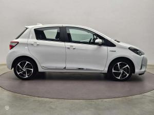 White Toyota Yaris 2019 in Panevezys, with an engine capacity of 1.50 L and mileage of 44 thousand km for 15390 €, photo 5 on AUTOMOTO.COM.LV