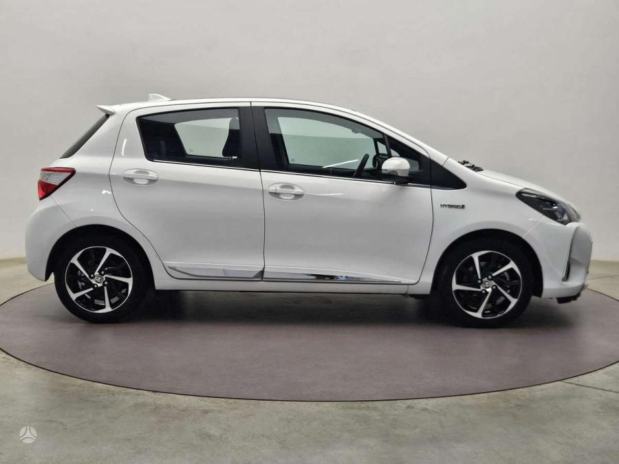 White Toyota Yaris 2019 in Panevezys, with an engine capacity of 1.50 L and mileage of 44 thousand km for 15390 €, photo 5 on AUTOMOTO.COM.LV