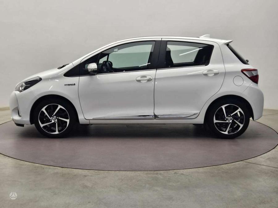 White Toyota Yaris 2019 in Panevezys, with an engine capacity of 1.50 L and mileage of 44 thousand km for 15390 €, photo 6 on AUTOMOTO.COM.LV