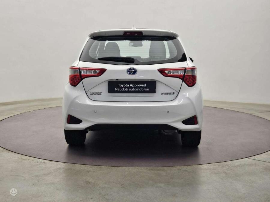 White Toyota Yaris 2019 in Panevezys, with an engine capacity of 1.50 L and mileage of 44 thousand km for 15390 €, photo 7 on AUTOMOTO.COM.LV