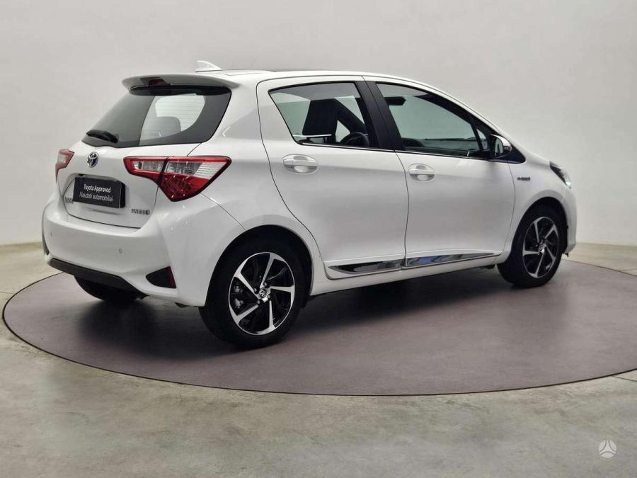 White Toyota Yaris 2019 in Panevezys, with an engine capacity of 1.50 L and mileage of 44 thousand km for 15390 €, photo 8 on AUTOMOTO.COM.LV