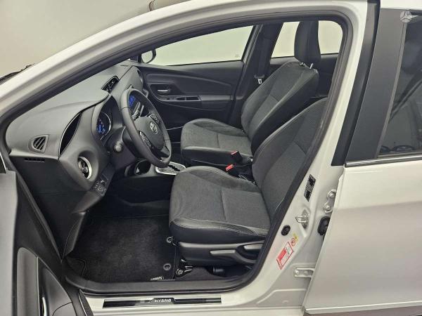 White Toyota Yaris 2019 in Panevezys, with an engine capacity of 1.50 L and mileage of 44 thousand km for 15390 €, photo 8 on AUTOMOTO.COM.LV