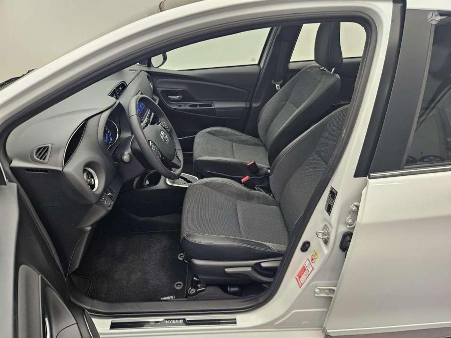 White Toyota Yaris 2019 in Panevezys, with an engine capacity of 1.50 L and mileage of 44 thousand km for 15390 €, photo 9 on AUTOMOTO.COM.LV