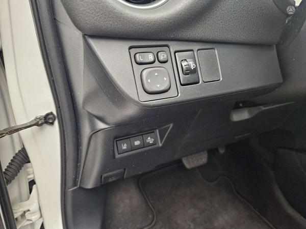 White Toyota Yaris 2019 in Panevezys, with an engine capacity of 1.50 L and mileage of 44 thousand km for 15390 €, photo 9 on AUTOMOTO.COM.LV