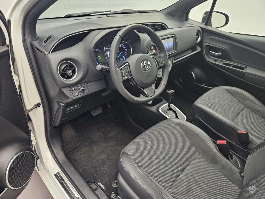 White Toyota Yaris 2019 in Panevezys, with an engine capacity of 1.50 L and mileage of 44 thousand km for 15390 €, photo 12 on AUTOMOTO.COM.LV