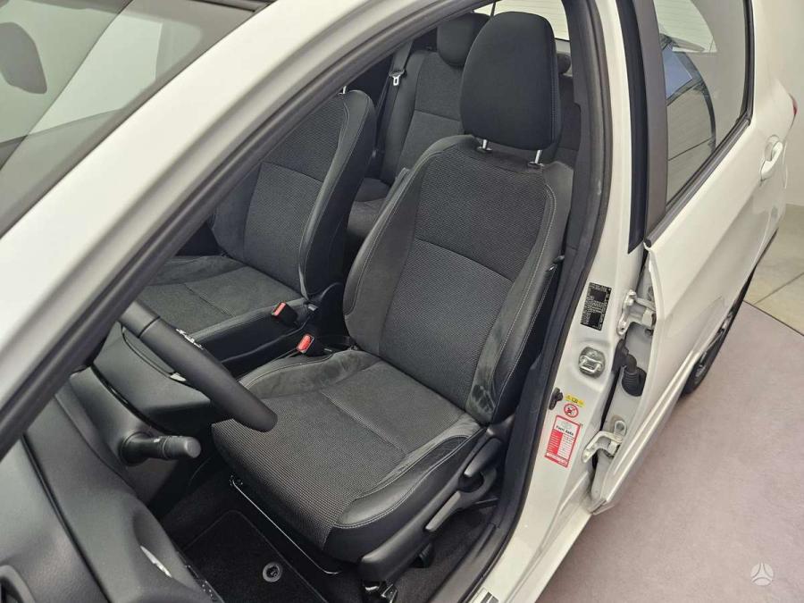 White Toyota Yaris 2019 in Panevezys, with an engine capacity of 1.50 L and mileage of 44 thousand km for 15390 €, photo 13 on AUTOMOTO.COM.LV