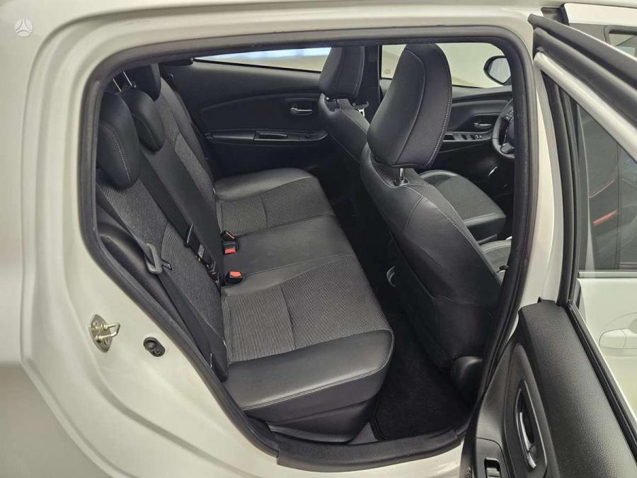 White Toyota Yaris 2019 in Panevezys, with an engine capacity of 1.50 L and mileage of 44 thousand km for 15390 €, photo 16 on AUTOMOTO.COM.LV