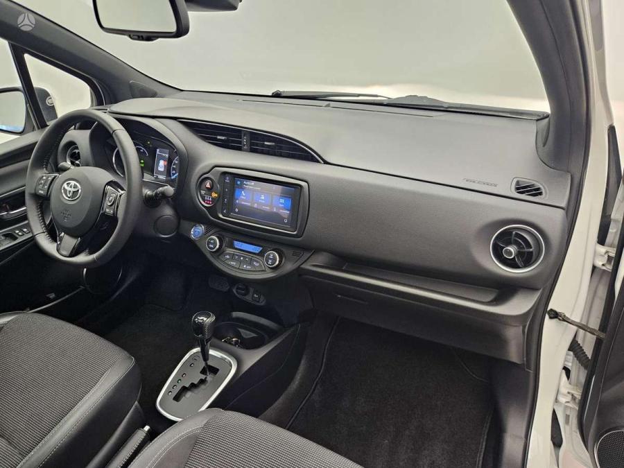 White Toyota Yaris 2019 in Panevezys, with an engine capacity of 1.50 L and mileage of 44 thousand km for 15390 €, photo 19 on AUTOMOTO.COM.LV