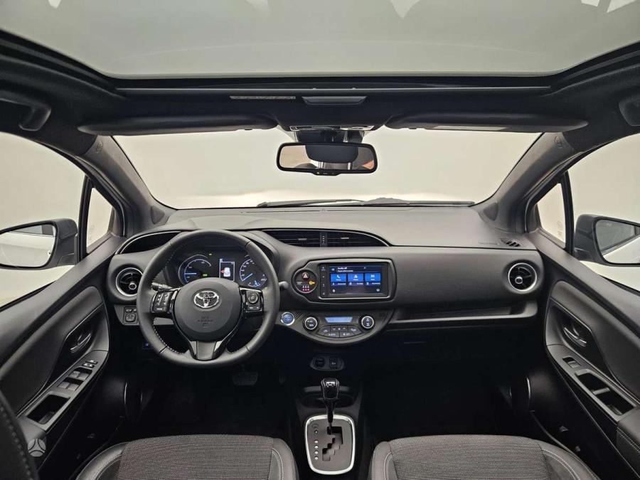 White Toyota Yaris 2019 in Panevezys, with an engine capacity of 1.50 L and mileage of 44 thousand km for 15390 €, photo 20 on AUTOMOTO.COM.LV