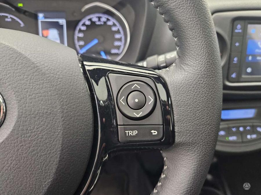White Toyota Yaris 2019 in Panevezys, with an engine capacity of 1.50 L and mileage of 44 thousand km for 15390 €, photo 24 on AUTOMOTO.COM.LV