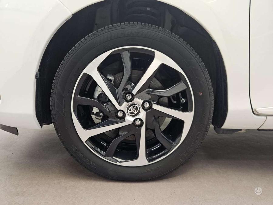 White Toyota Yaris 2019 in Panevezys, with an engine capacity of 1.50 L and mileage of 44 thousand km for 15390 €, photo 43 on AUTOMOTO.COM.LV