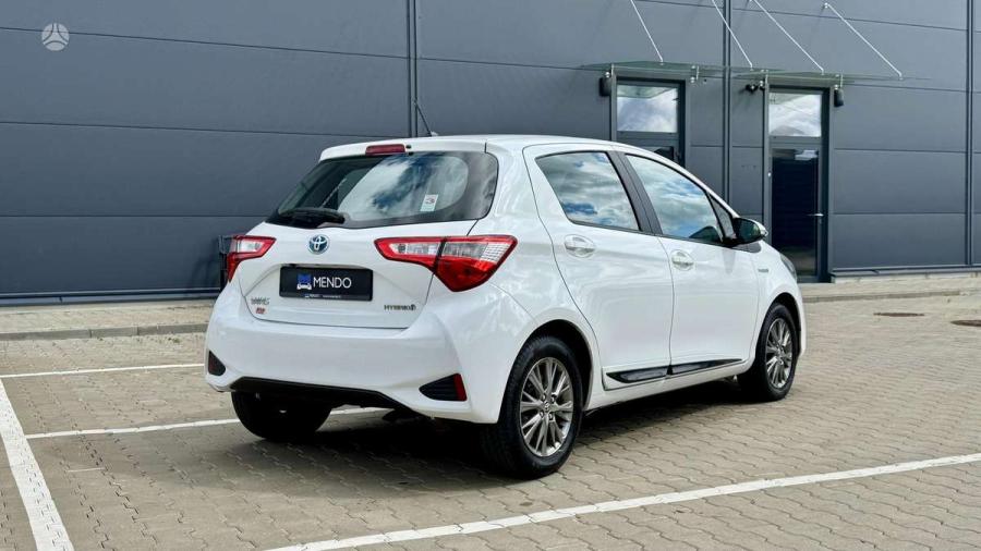 White Toyota Yaris 2019 in Vilnius, with an engine capacity of 1.50 L and mileage of 91 thousand km for 12990 €, photo 3 on AUTOMOTO.COM.LV