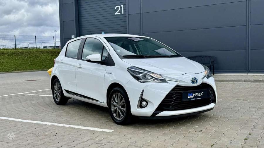 White Toyota Yaris 2019 in Vilnius, with an engine capacity of 1.50 L and mileage of 91 thousand km for 12990 €, photo 4 on AUTOMOTO.COM.LV