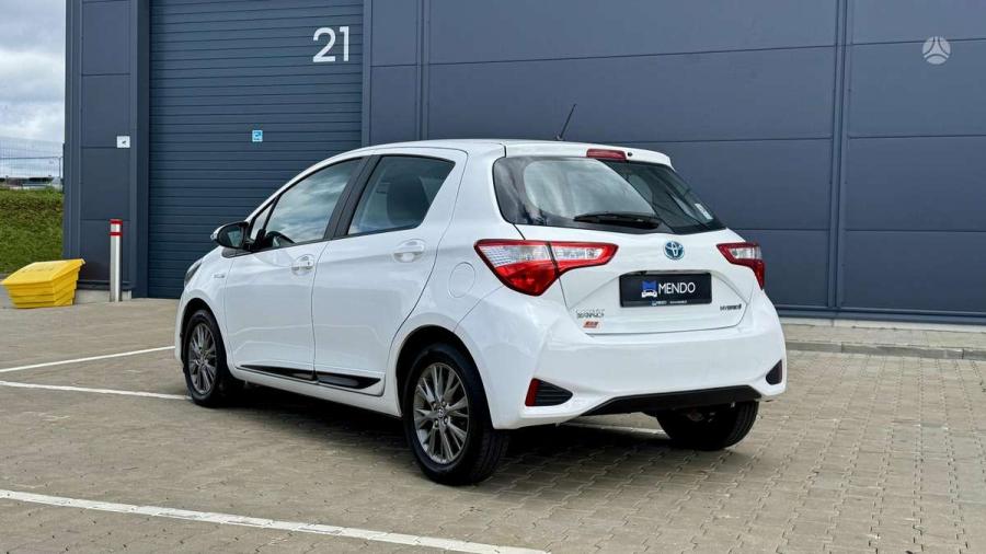 White Toyota Yaris 2019 in Vilnius, with an engine capacity of 1.50 L and mileage of 91 thousand km for 12990 €, photo 5 on AUTOMOTO.COM.LV