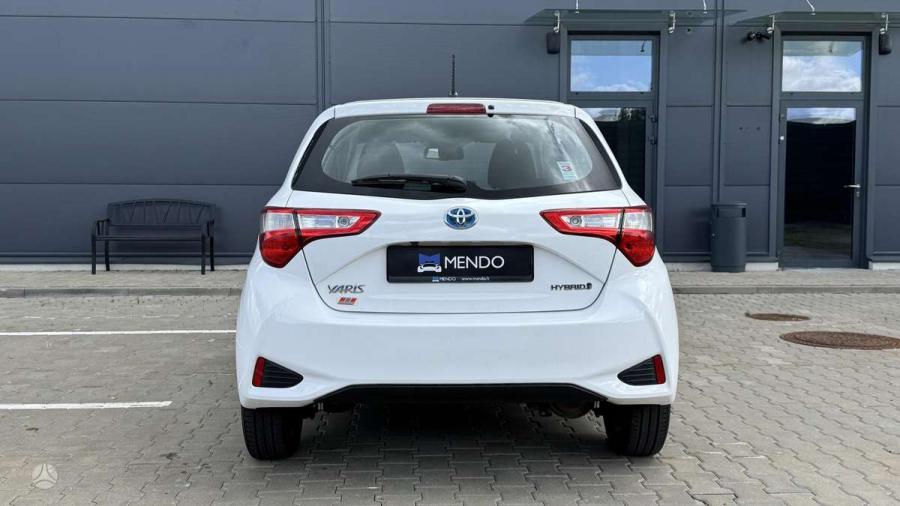 White Toyota Yaris 2019 in Vilnius, with an engine capacity of 1.50 L and mileage of 91 thousand km for 12990 €, photo 7 on AUTOMOTO.COM.LV