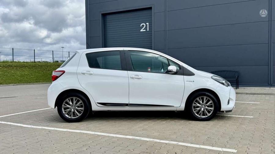 White Toyota Yaris 2019 in Vilnius, with an engine capacity of 1.50 L and mileage of 91 thousand km for 12990 €, photo 8 on AUTOMOTO.COM.LV
