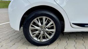White Toyota Yaris 2019 in Vilnius, with an engine capacity of 1.50 L and mileage of 91 thousand km for 12990 €, photo 12 on AUTOMOTO.COM.LV