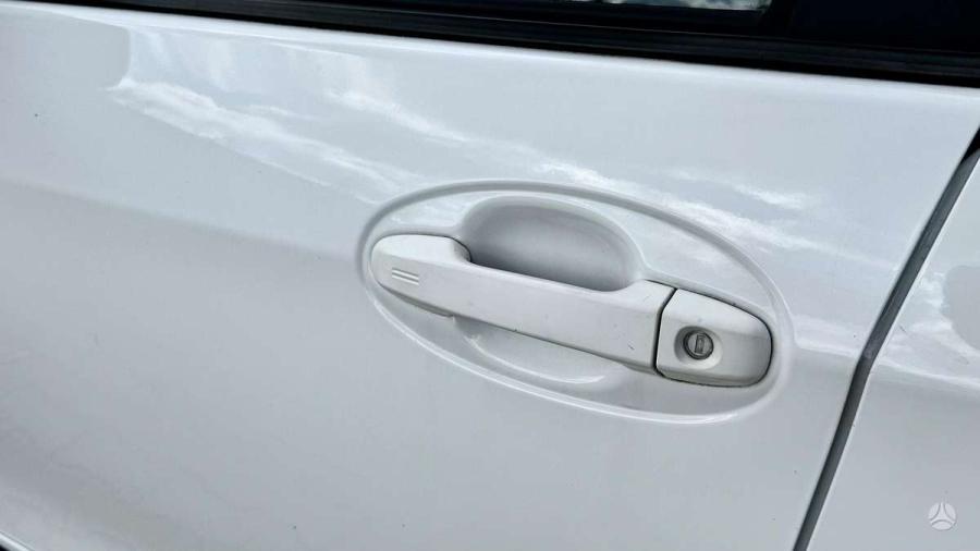 White Toyota Yaris 2019 in Vilnius, with an engine capacity of 1.50 L and mileage of 91 thousand km for 12990 €, photo 13 on AUTOMOTO.COM.LV