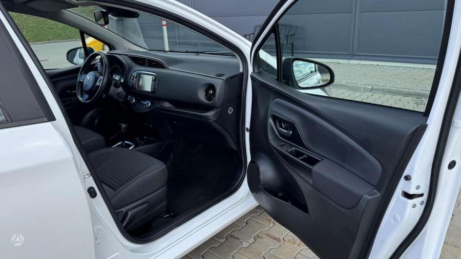 White Toyota Yaris 2019 in Vilnius, with an engine capacity of 1.50 L and mileage of 91 thousand km for 12990 €, photo 21 on AUTOMOTO.COM.LV
